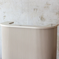 【レジカウンター】コンテンポラリーな空間に牽引レジカウンター「カミラ 1000」 – mateli